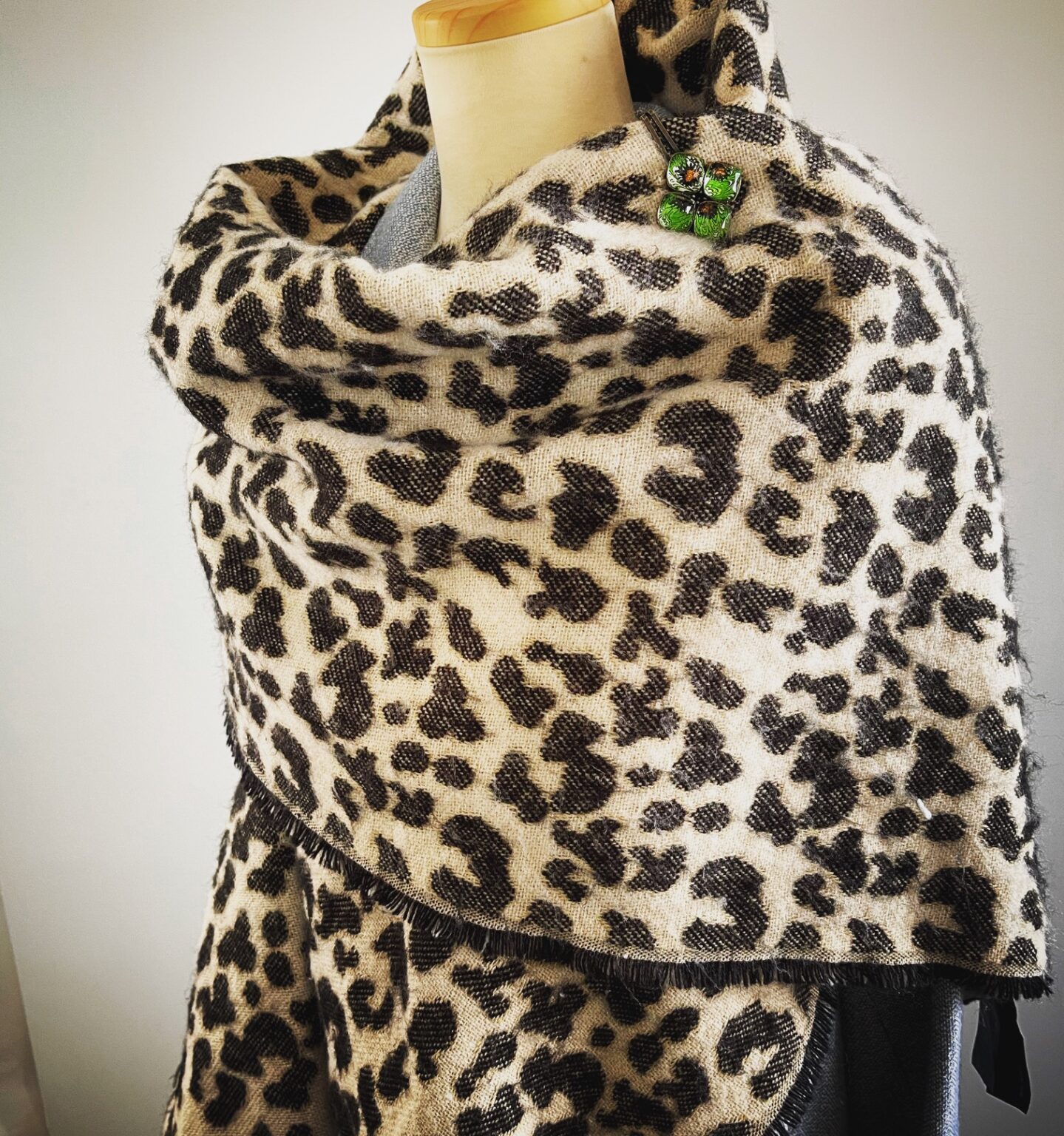 How to Use the Recommended Scarf Clasp - TAMARUSAN JOURNAL